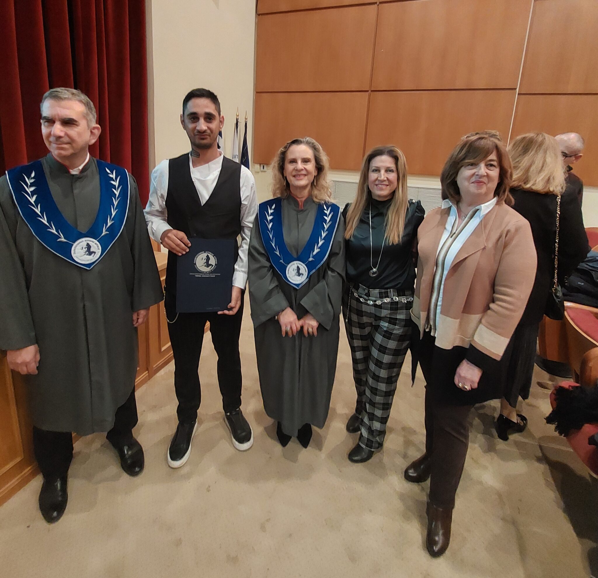 Έλληνας Ρομά μεγάλωσε σε καταυλισμό, διάβαζε στο σκοτάδι με ποντίκια ...